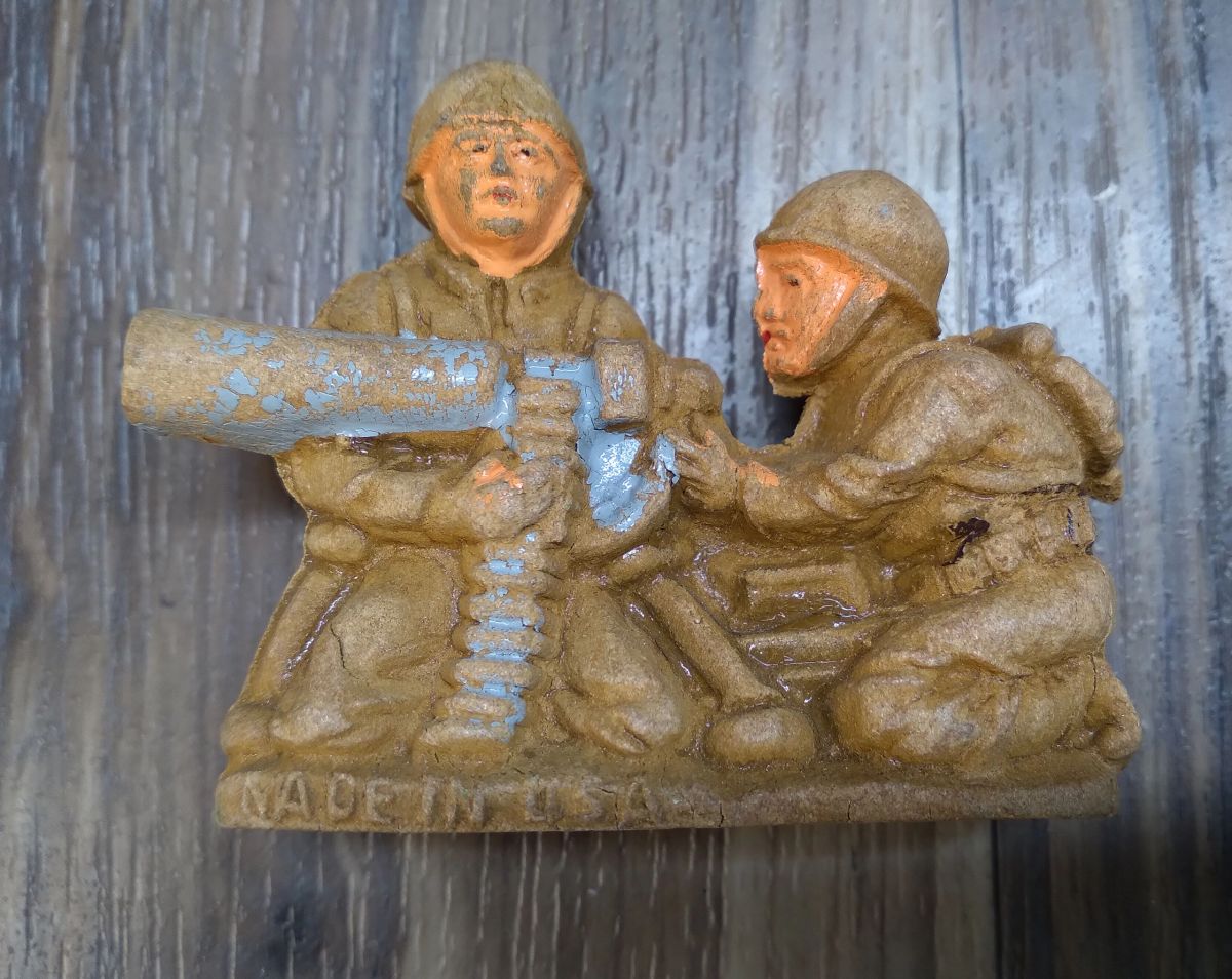 WWII ERA U.S COMPOSITION TOY SOLDIER FIGURE MACHINE GUN TEAM, Item #8905