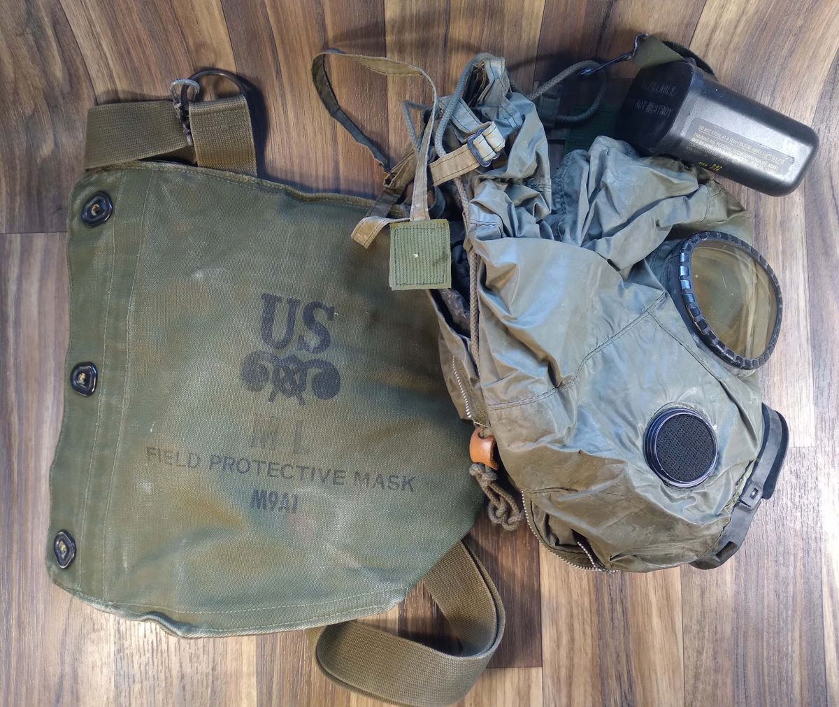 GULF WAR U.S. ARMY MASK M9A1 GAS MASK WITH BAG AND HOOD, Item #4594