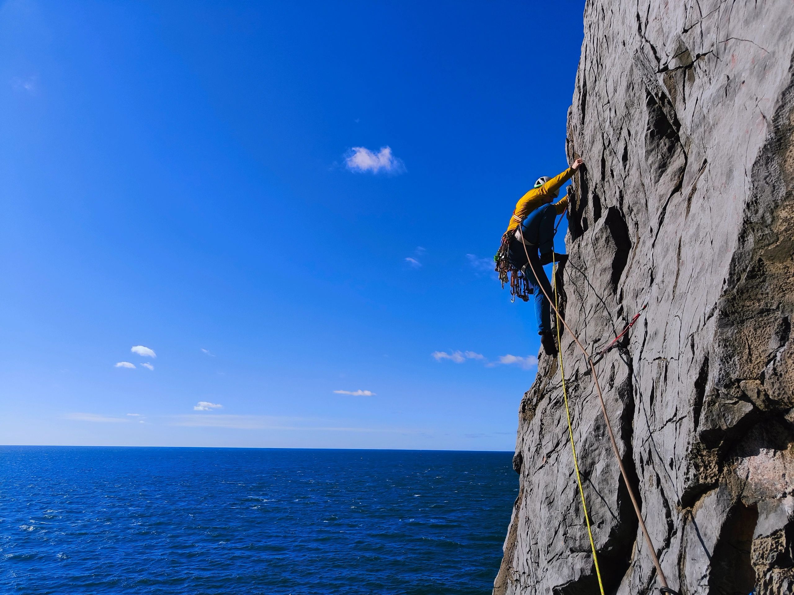 Outdoor climbing courses and climbing wall services