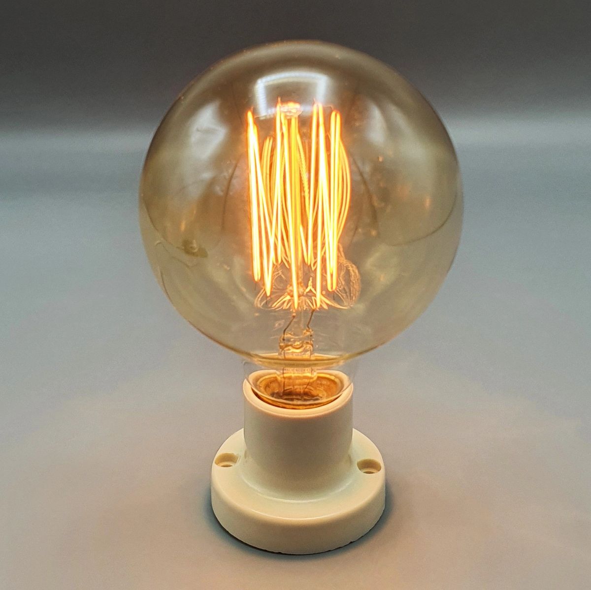 Foco incandescente vintage globo
