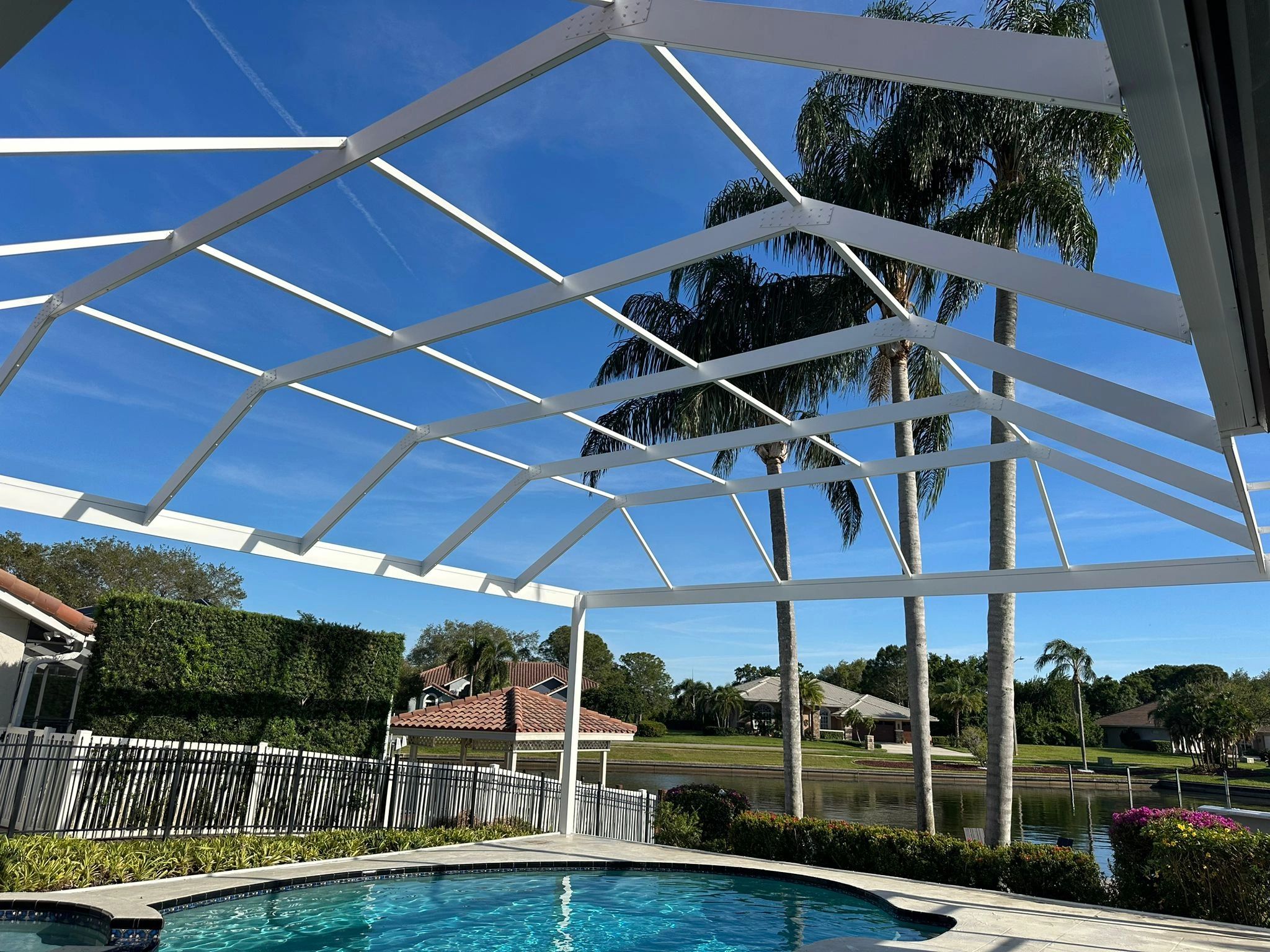 How much does a pool cage cost in Florida? Pro service & prices!