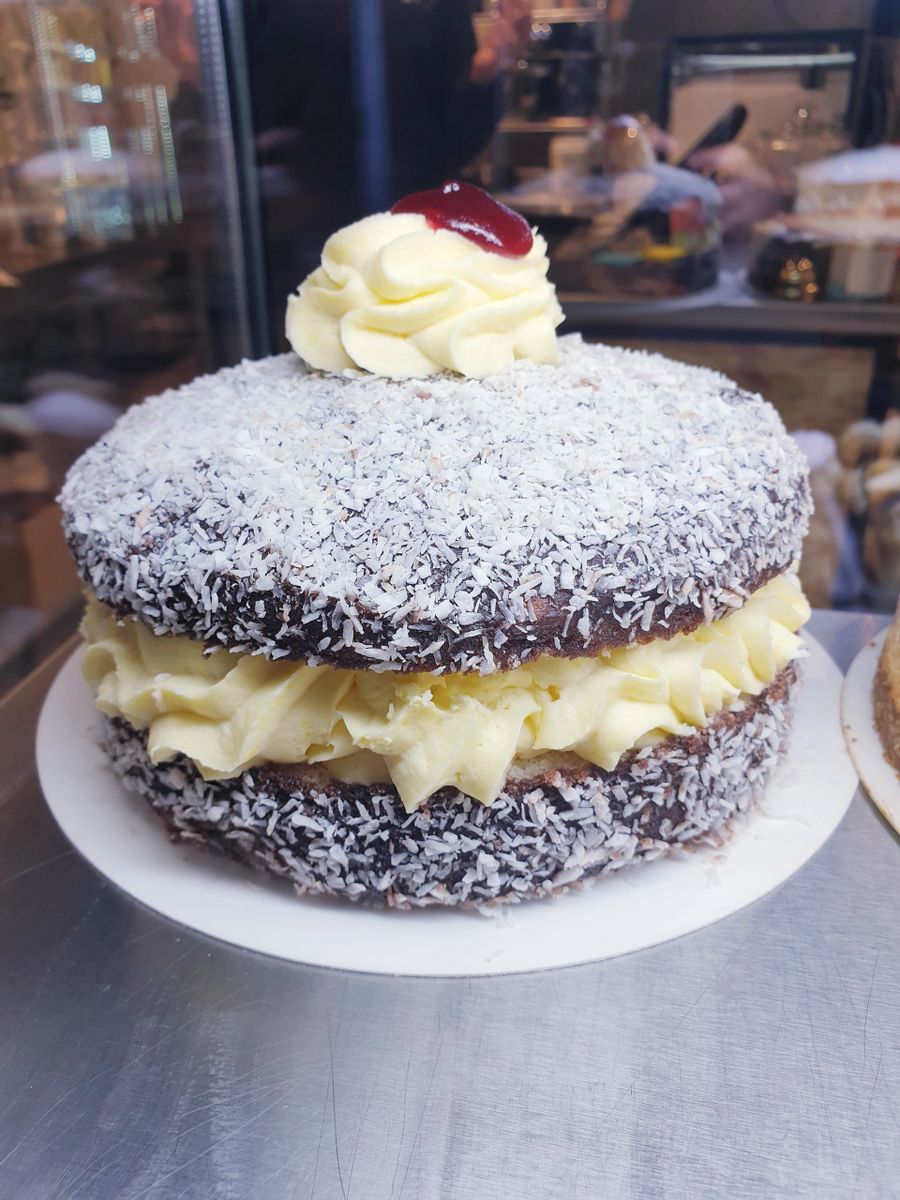 Lamington sponge cake - 8inch size