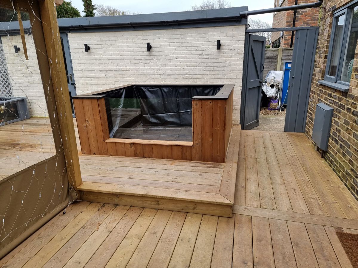 Cedar pond 6ft x 6ft x 3ft with infinity viewing window