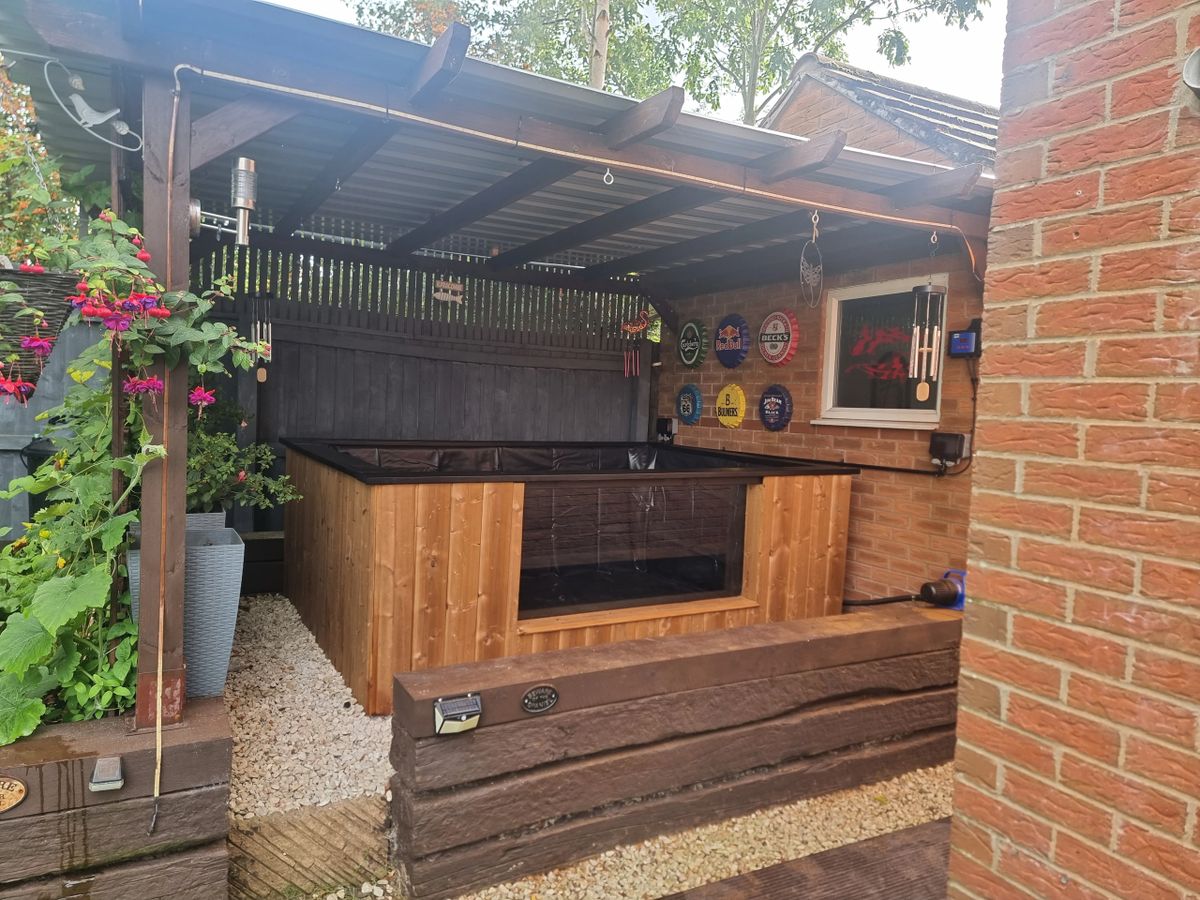 Cedar pond 8ft x 6ft x 3ft with infinity viewing window.