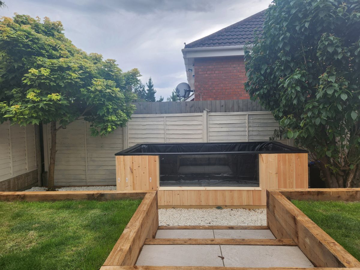 Light cedar pond 4m x 2m x 1.2m with large viewing window