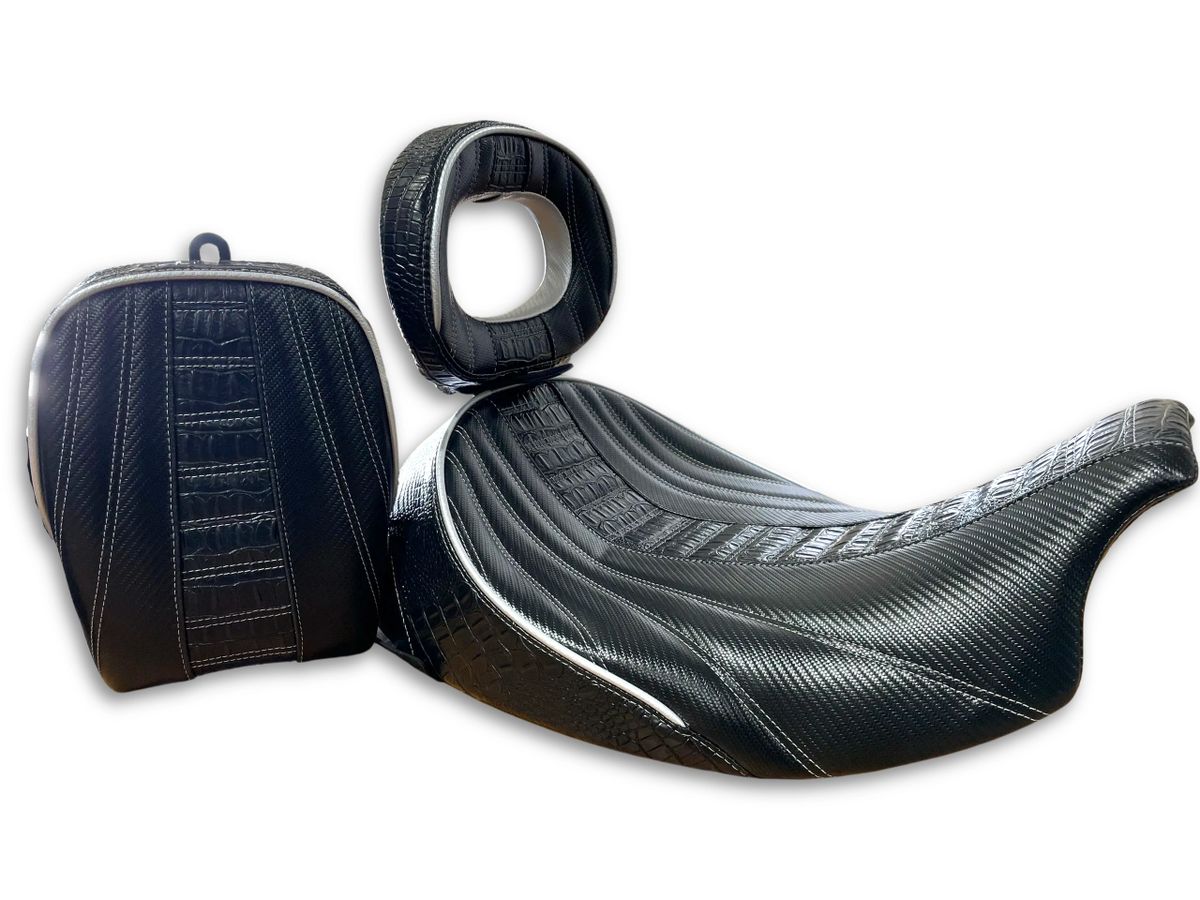 BAGGER/TOURING: SOLO SEATS PREMIUM Double Tuck&Roll Stripe Gator