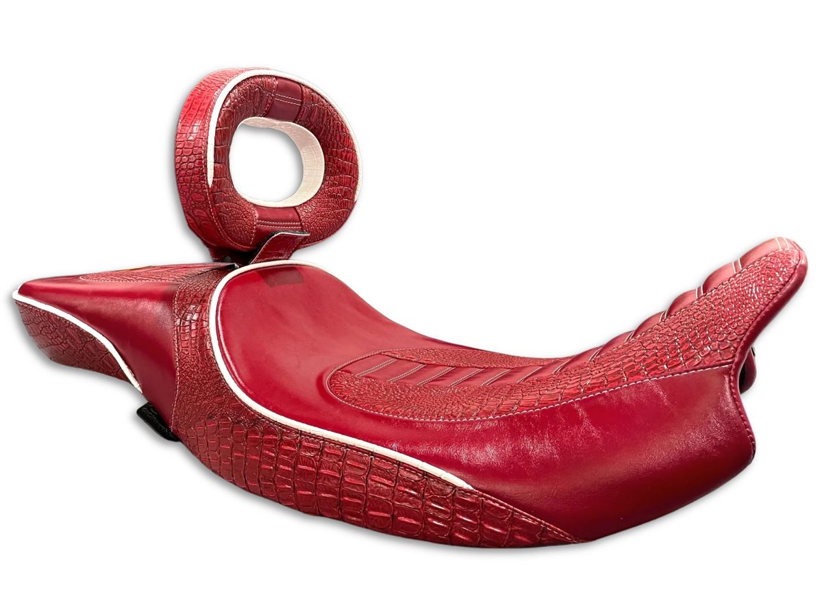 BAGGER/TOURING: SPORT TOUR CVO Double Tuck & Roll Stripe Scarlett Red Gator