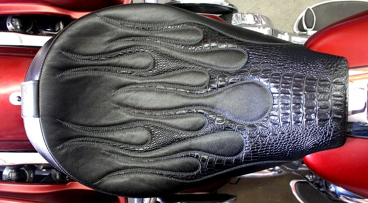 BAGGER/TOURING: SOLO SEATS Gator Vinyl Flame Inlay