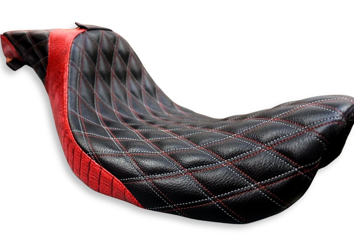 DYNA SQUAREBACK: Double Diamond Tuck Standard Scarlett Red Gator Vinyl