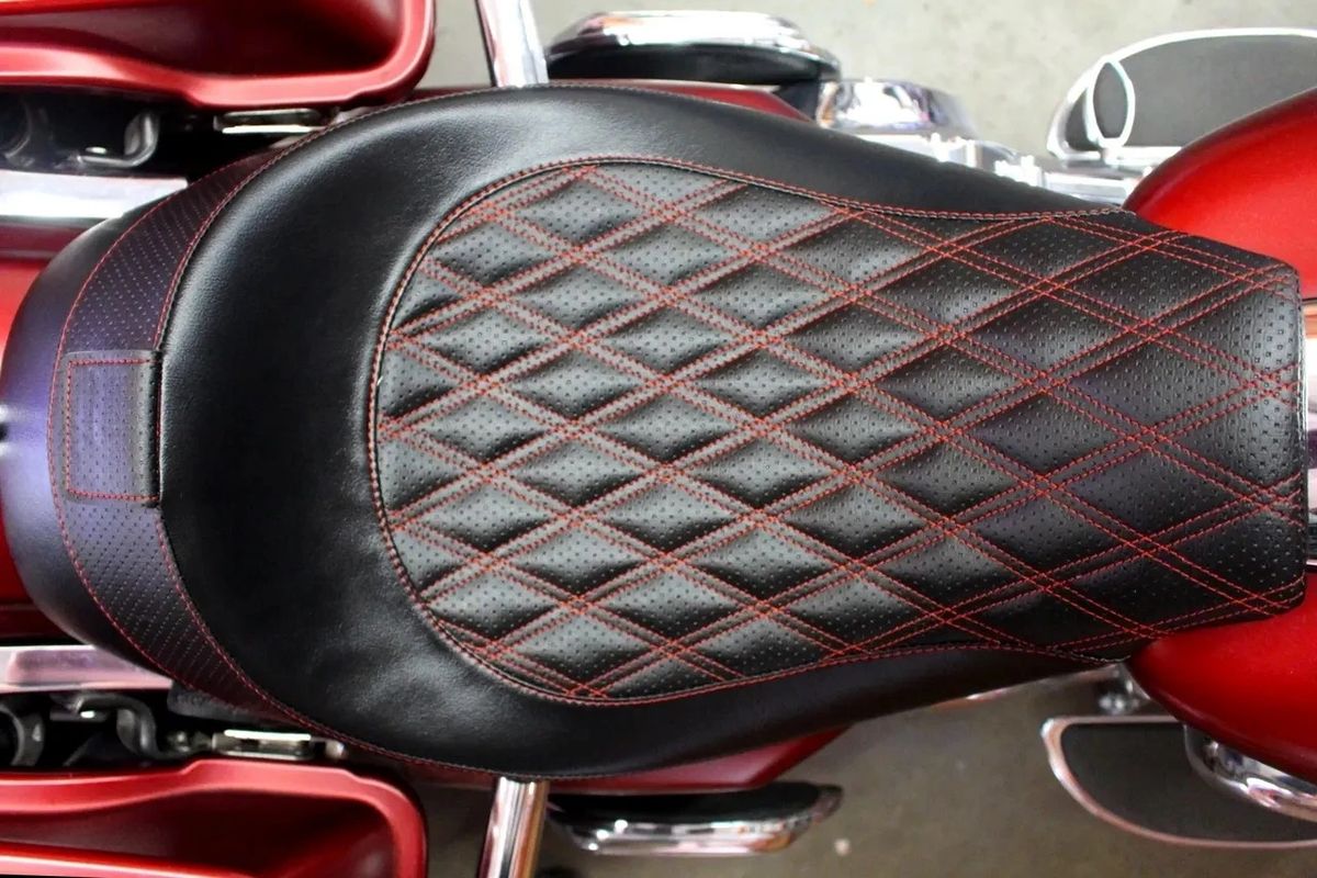 BAGGER/TOURING: SOLO SEATS CVO Double Diamond Tuck Standard Vinyl ...
