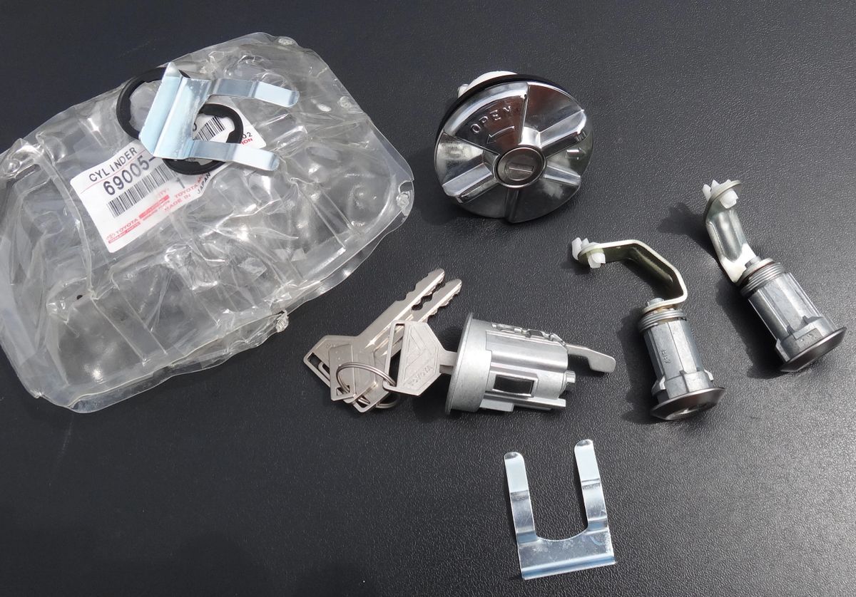 Genuine Toyota Lock set.