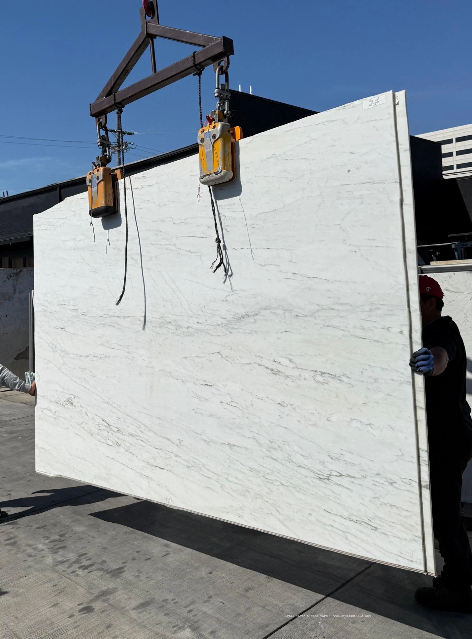 Marble Slab Yard Royal Stone with Calacatta Caldia Marble Slabs