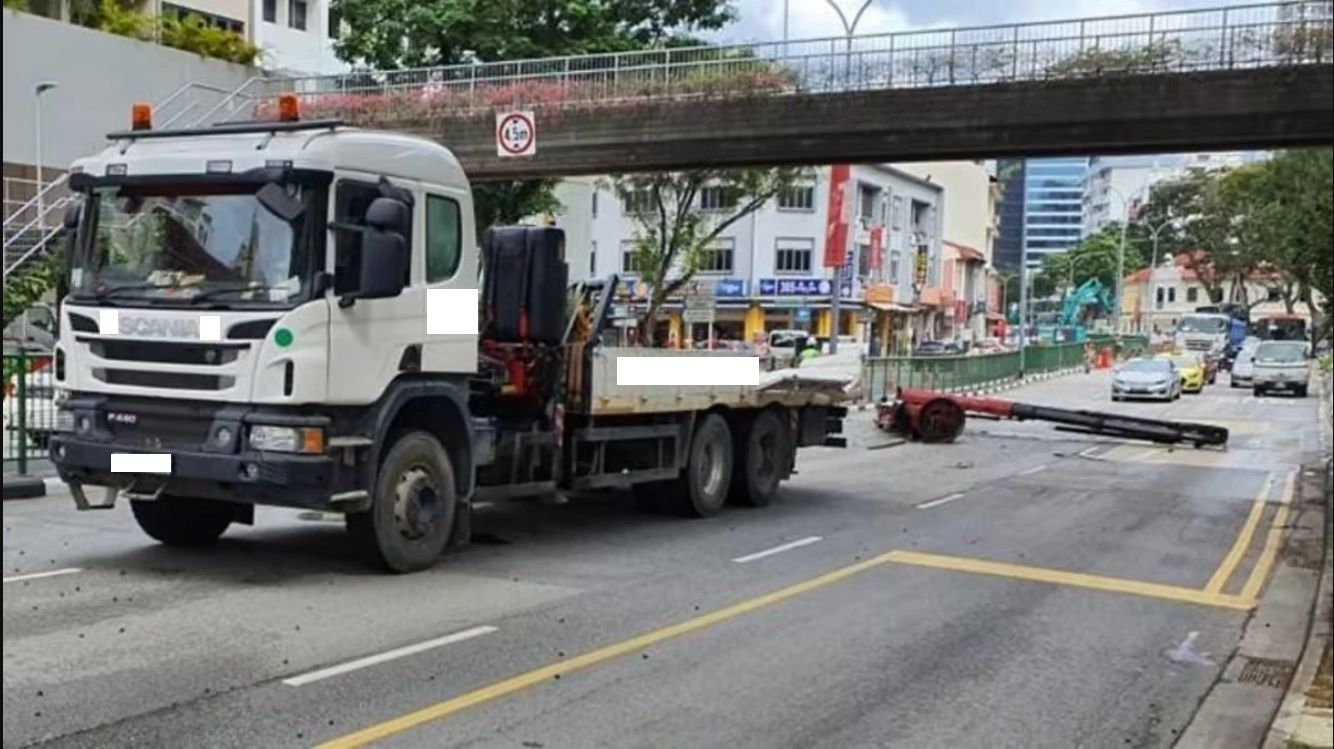 [ BREAKING NEWS ] Lorry Crane Hit Overhead Bridge at Balestier