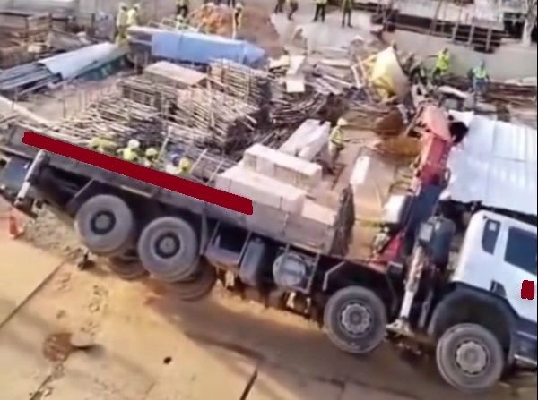 [BREAKING NEWS] Lorry Crane Toppled At Belgravia Drive