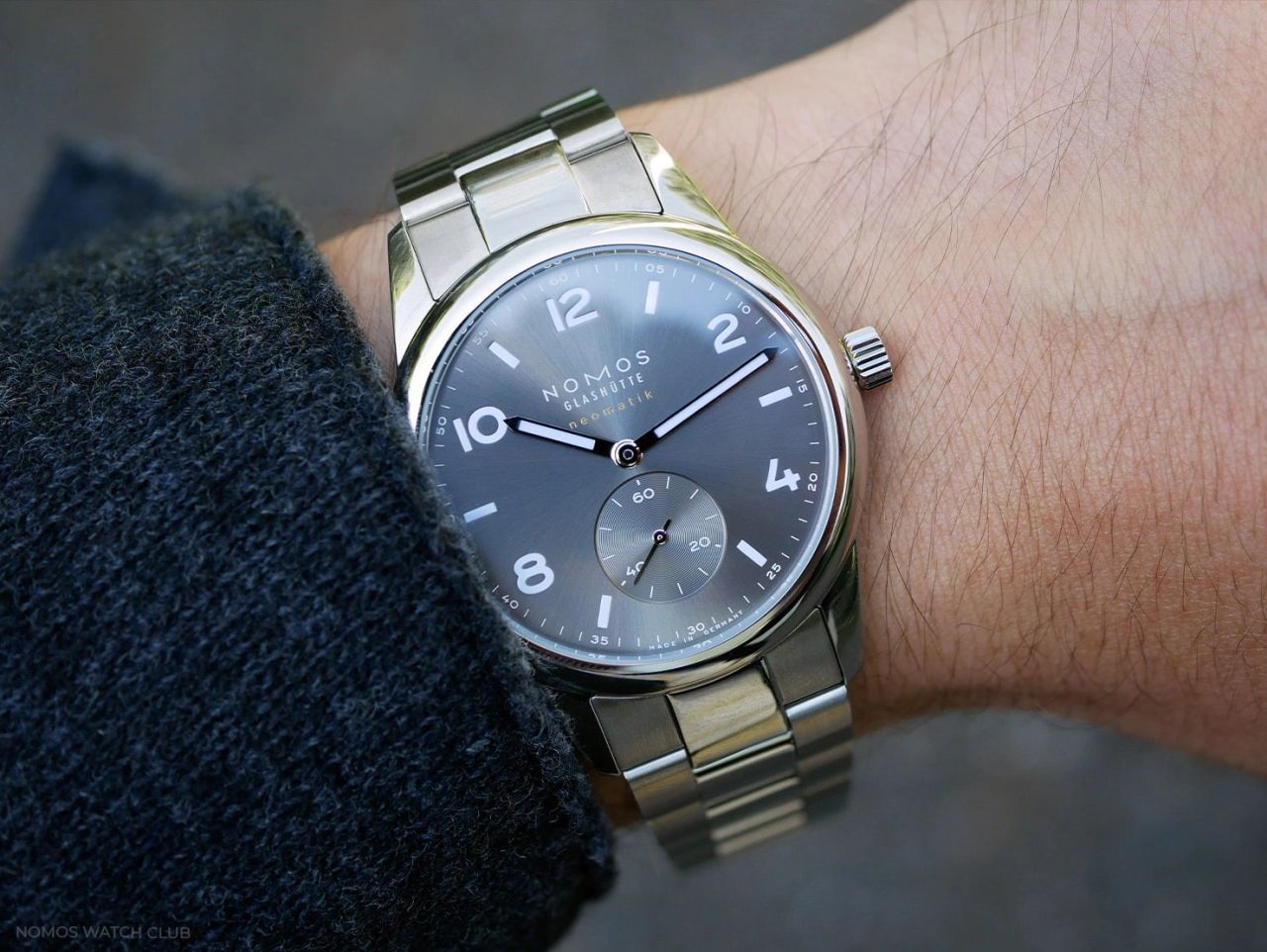 Hands-On: NOMOS Club sport neomatik 39 Tabac, Ember & Smoke