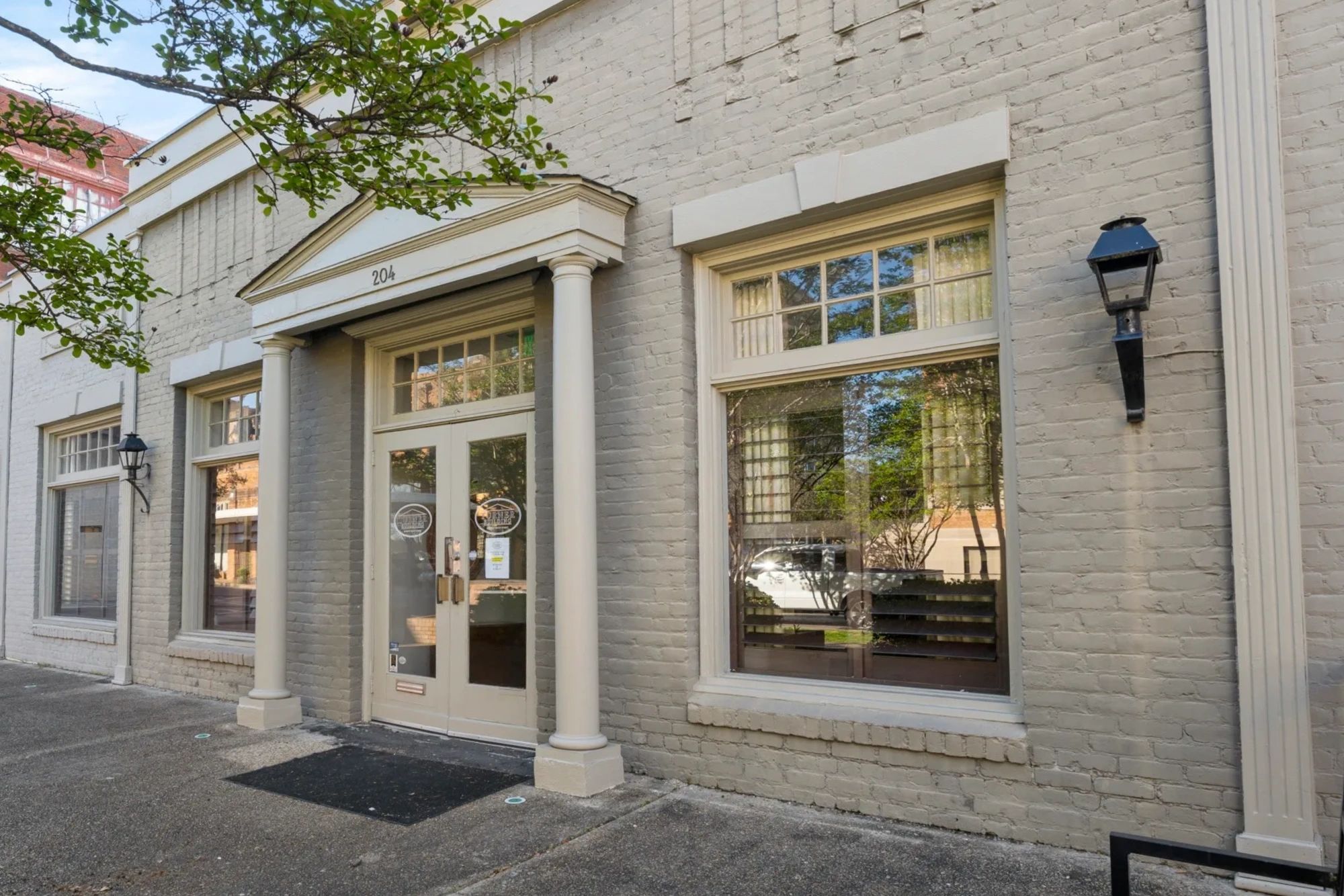 Turner Building Hattiesburg - Conference Room Booking, Cubicle Rental ...