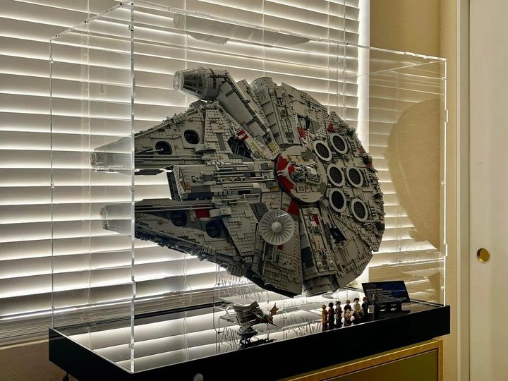 UCS Millennium Falcon (Vertical) Display Case