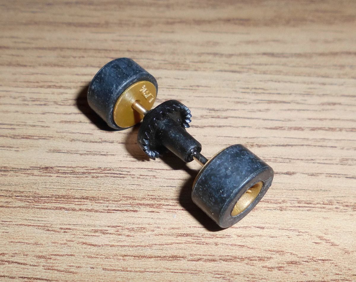 Micro Scalextric brand new rear axle with gold wheels and tyres