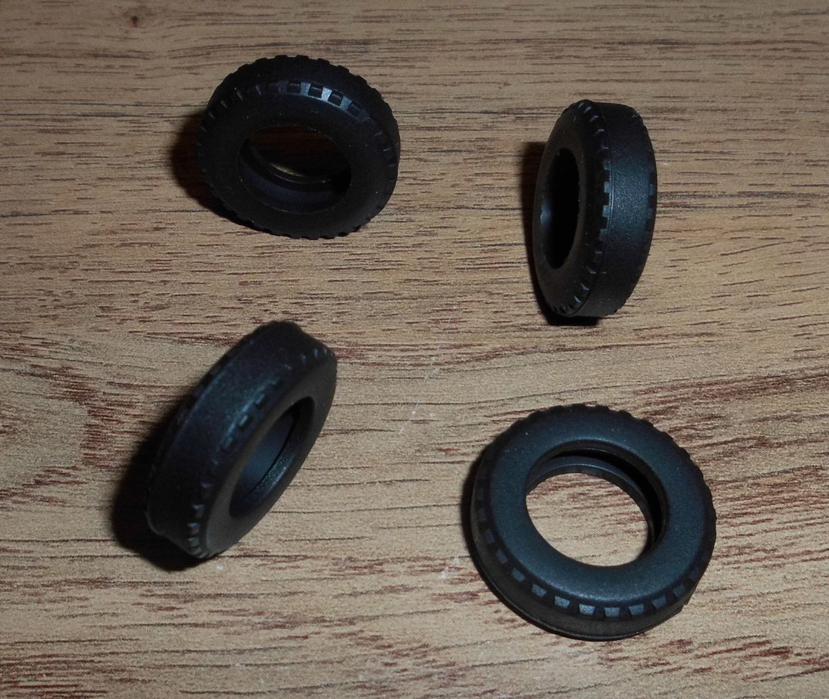 S. 4 Scalextric super grippy vintage F1 car tyres C54 C55 C58 C59 etc ...