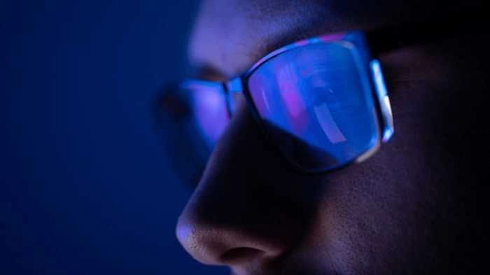 The Dangers of Blue Light and How to Protect Yourself