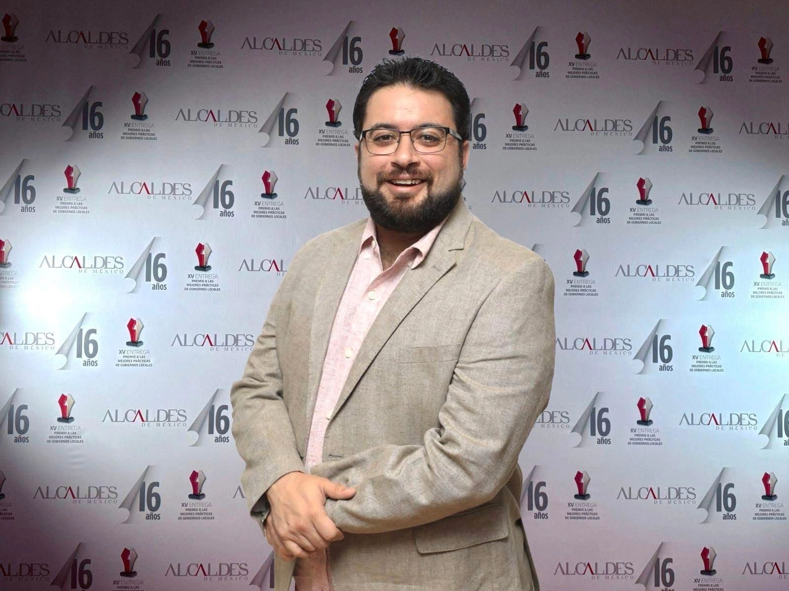 ISAAC MONTOYA RECIBE PREMIO A MEJORES PRÁCTICAS.