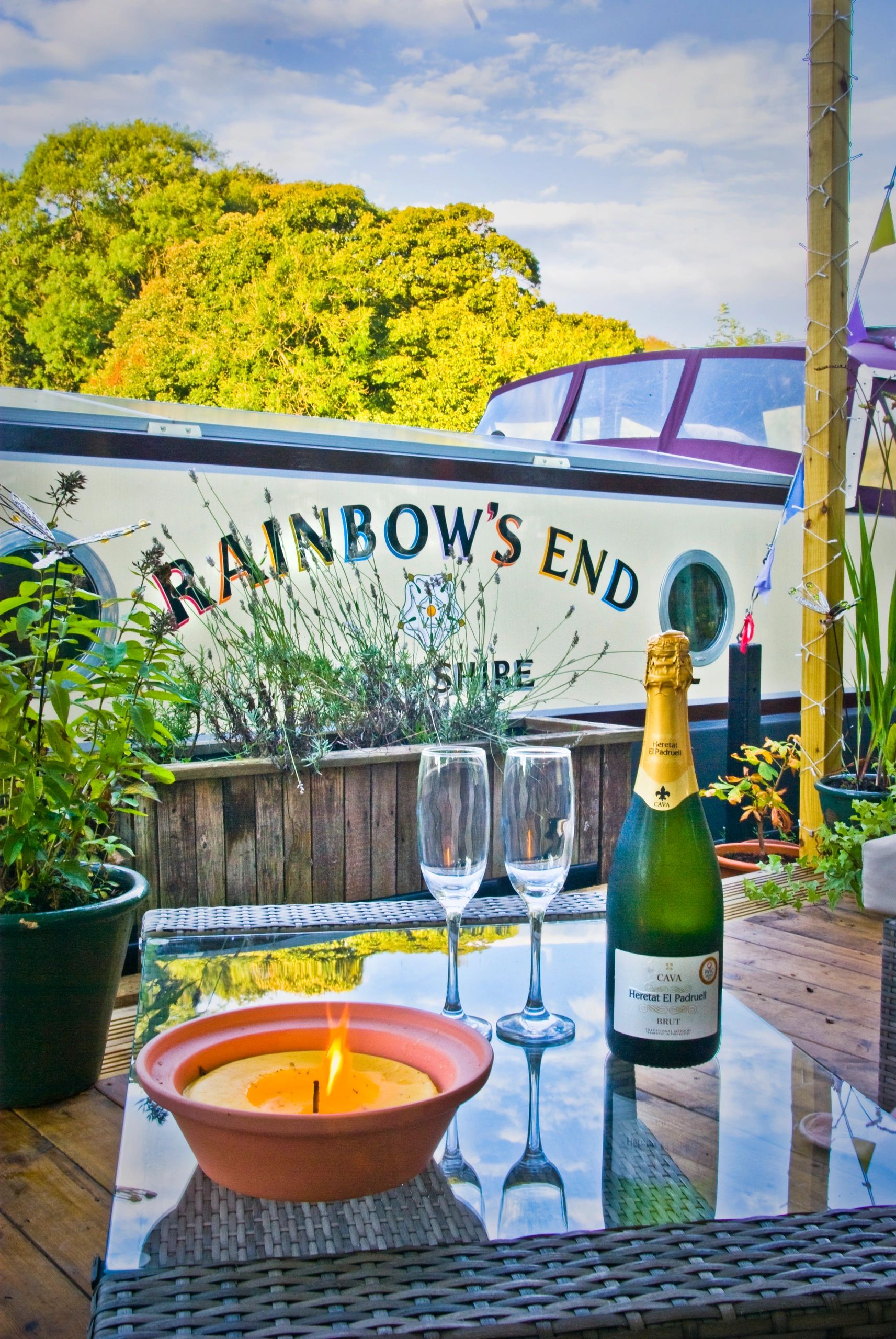 Rainbows End Canal Boat - Rainbows End, Widebeam Canal Boat, Luxury ...