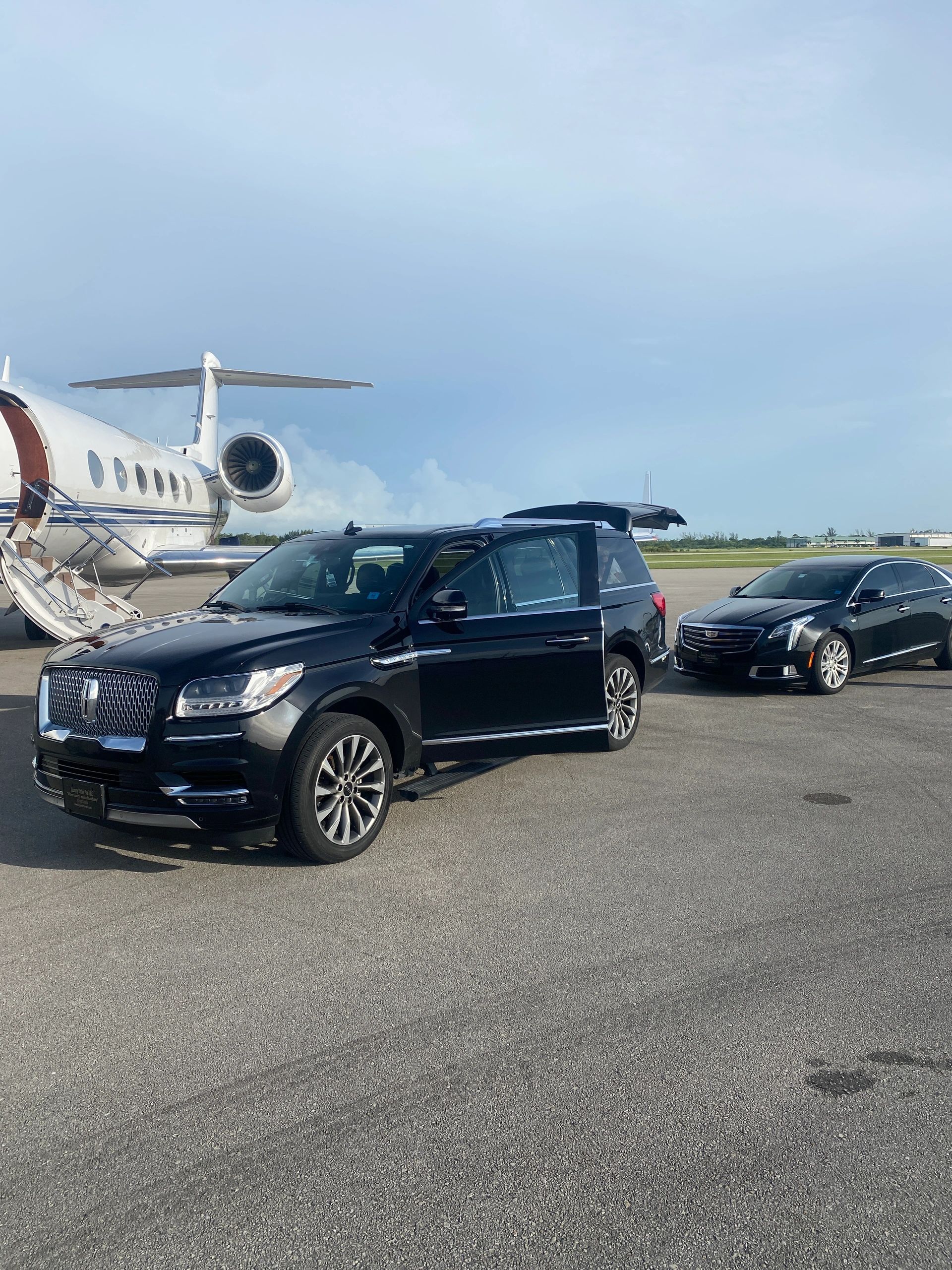 Luxury Affordable Airport Transportation - LuxuryDrivePro.com