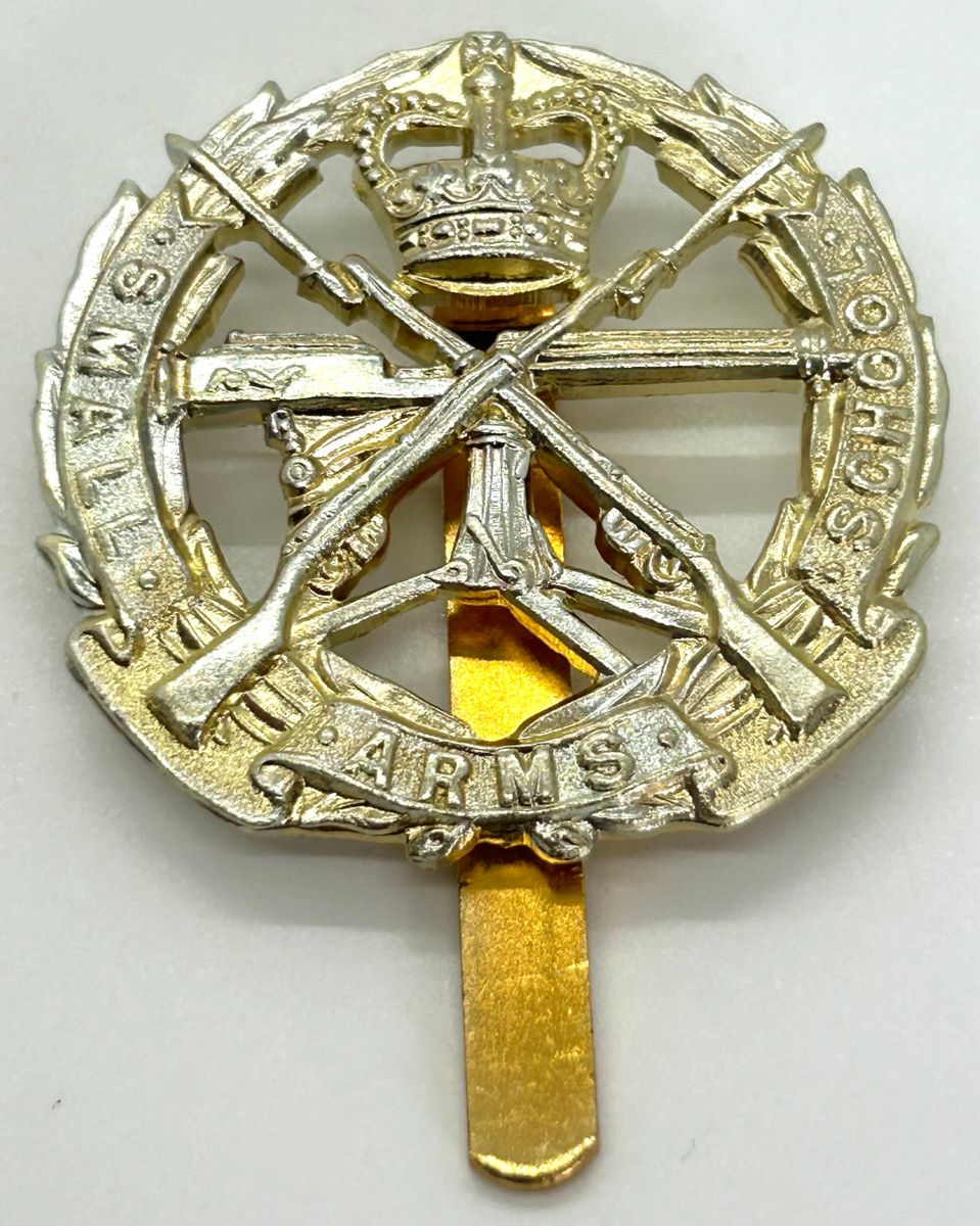 British Military Small Arms School Metal Cap Badge