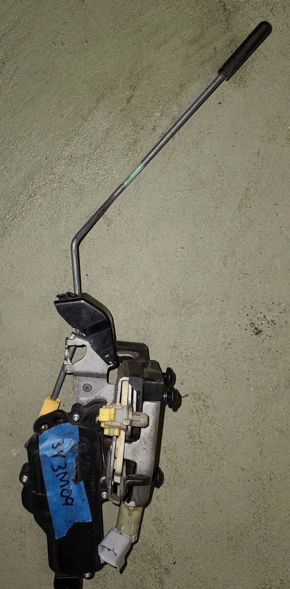 Door latch assembly w/actuator drivers door