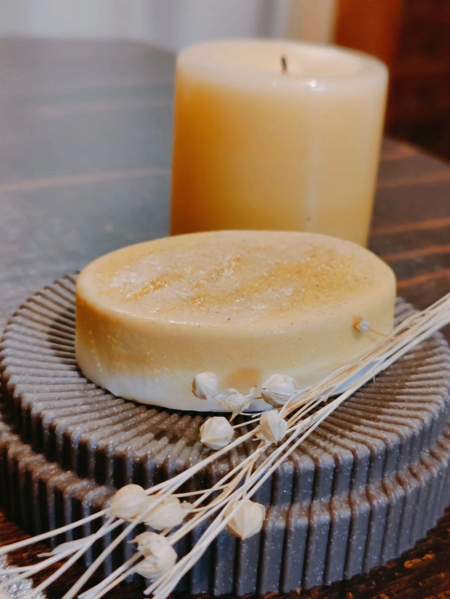 Handcrafted bathing bars made of turmeric, jasmine and coconut oil | 120ml