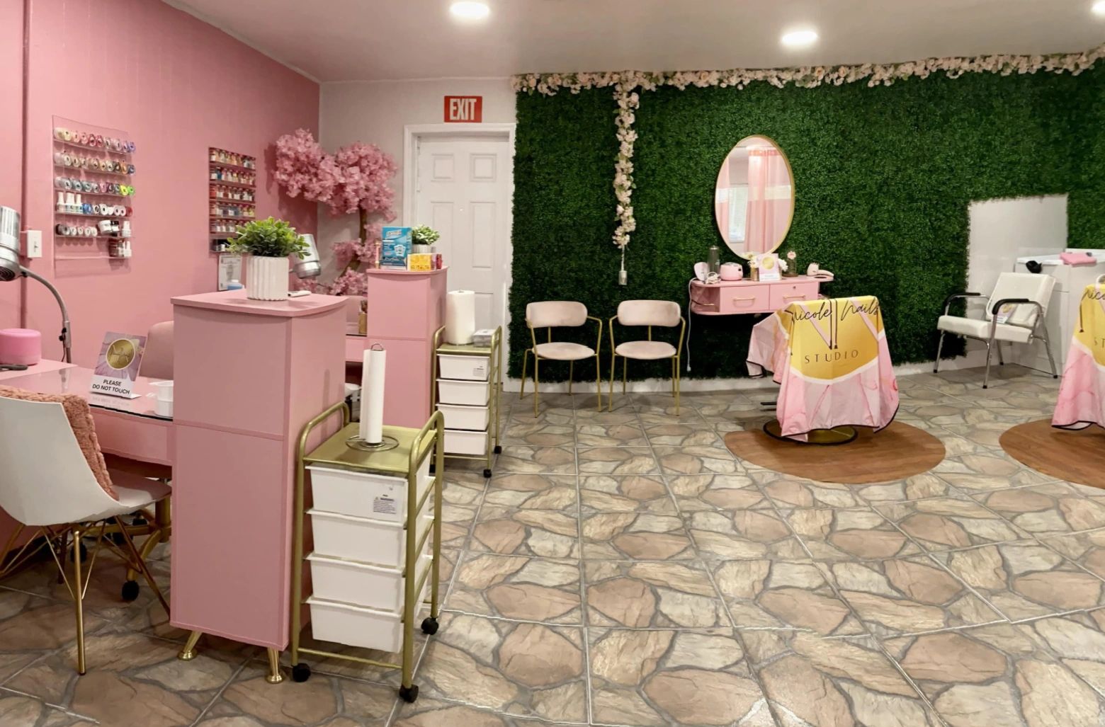 Nicole Nails Studio - Manicura, Salón de uñas de servicio completo.