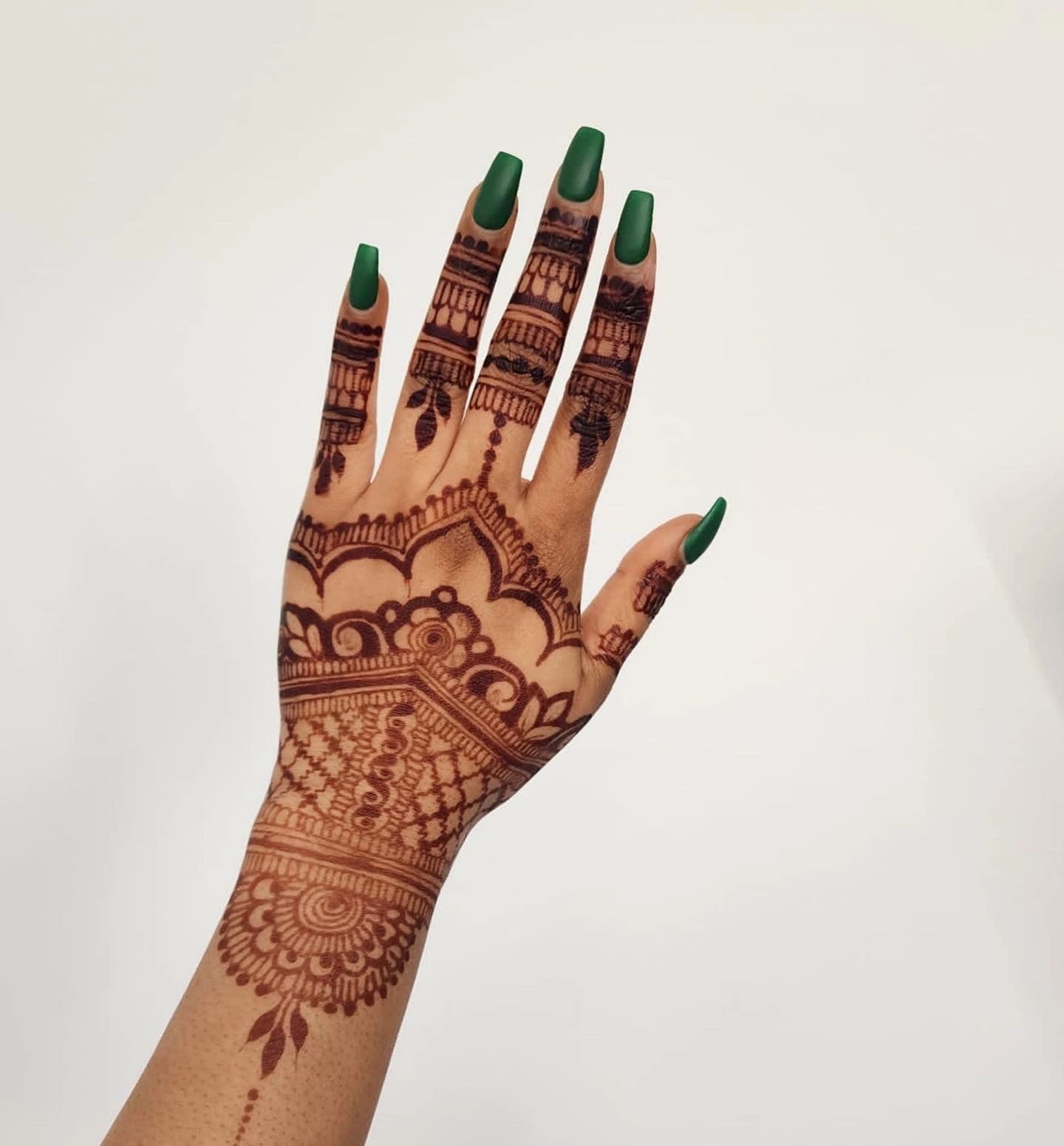 A Beginner's Guide To Henna Application & Achieving A Dark Stain