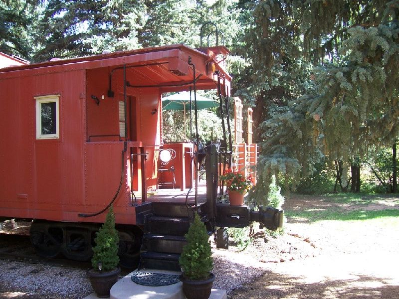 Blue Spruce Inn & Caboose - Vacation Rental, Mountain Retreat