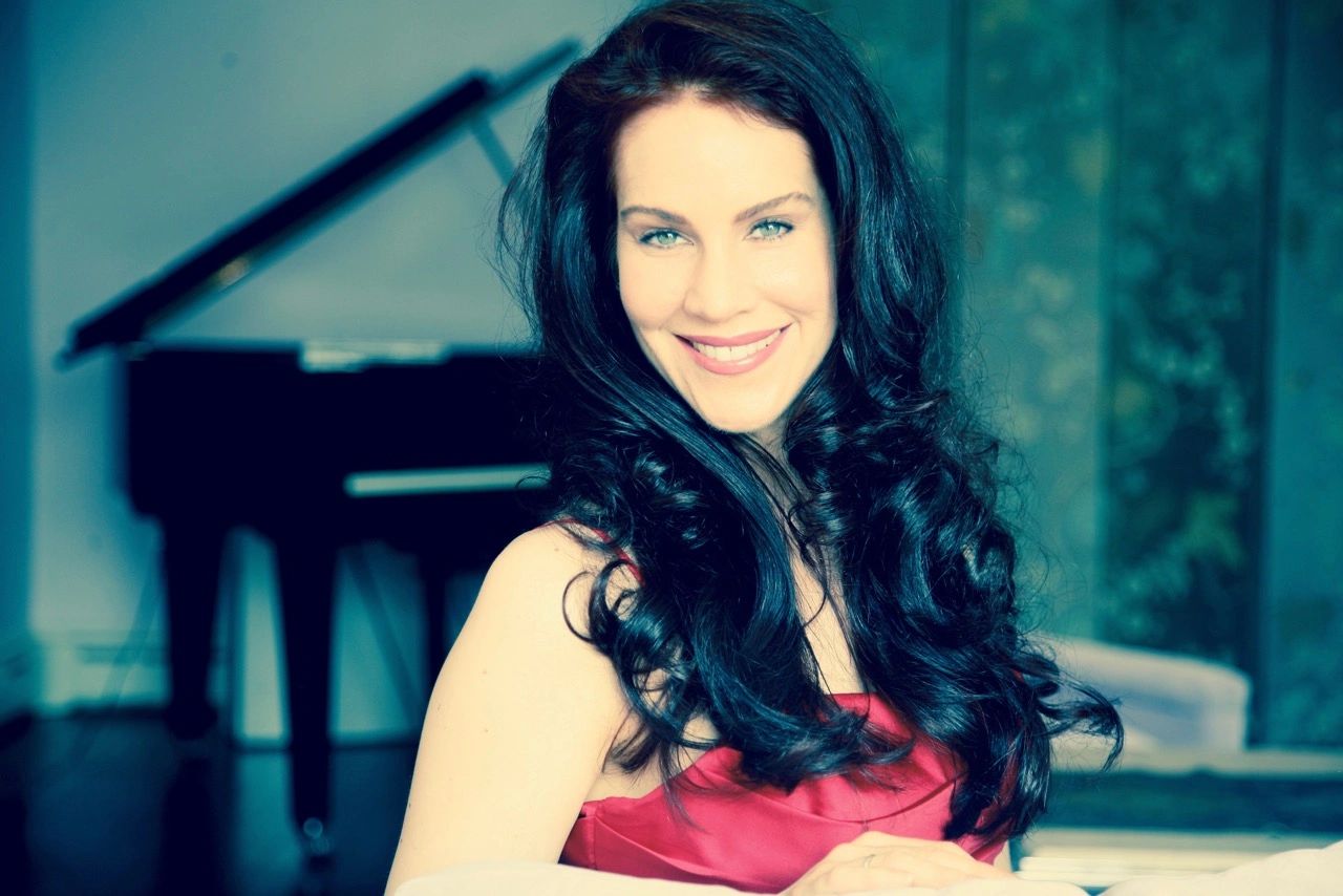 About | Deborah Domanski - Singer