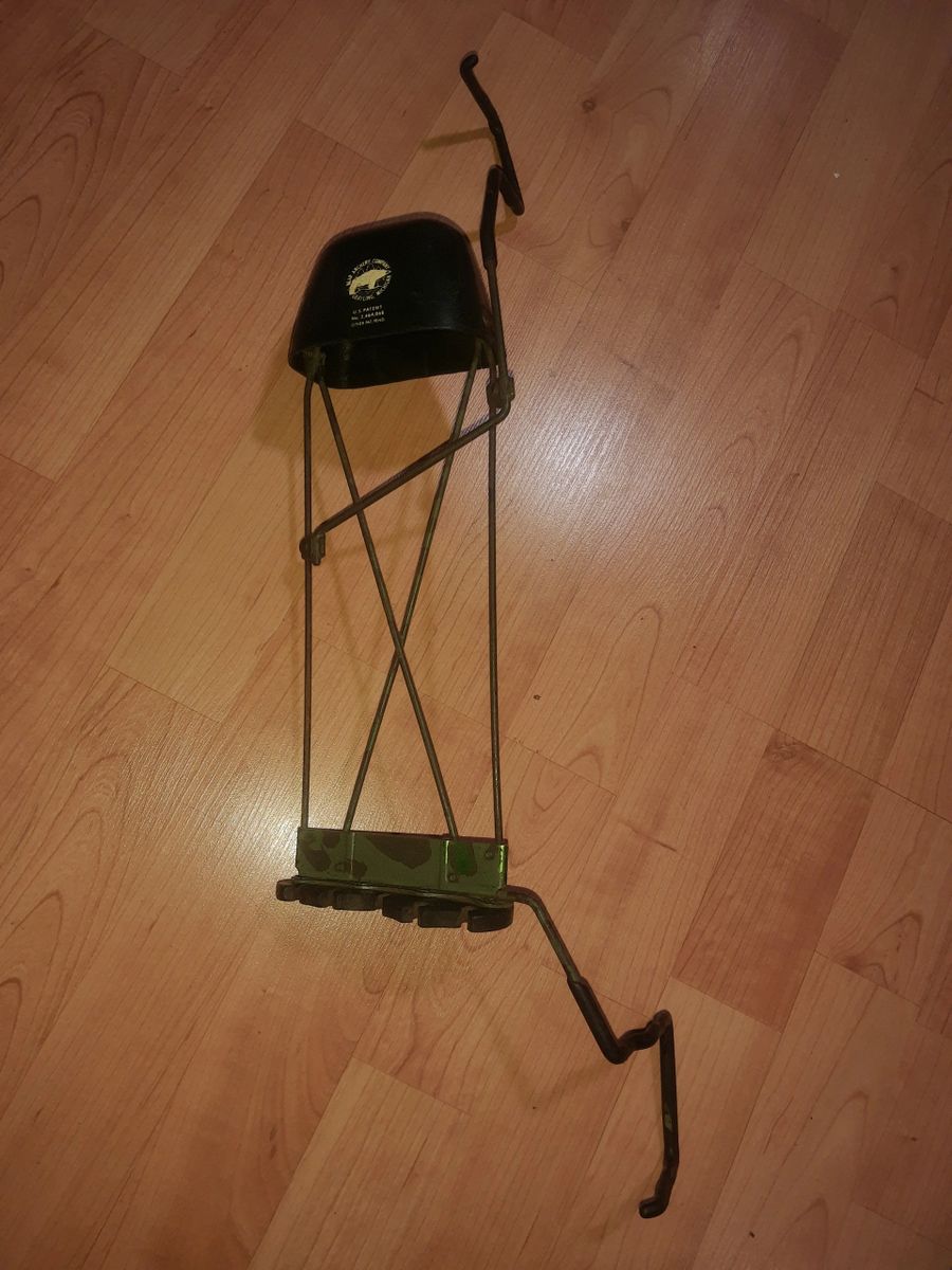 8 ARROW RH BEAR DOUBLE SPRING ARM QUIVER