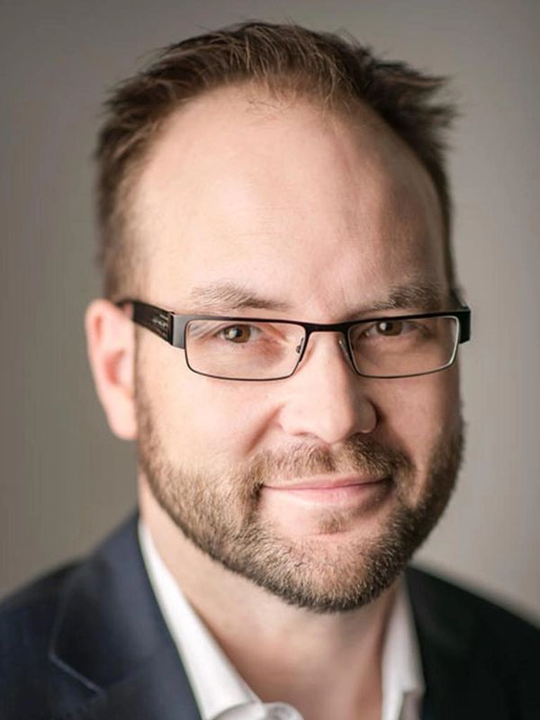 Dr Peter Lucas, Neurosurgeon - Home