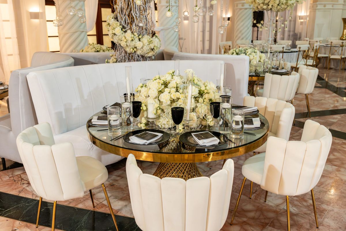 Majesty round tables