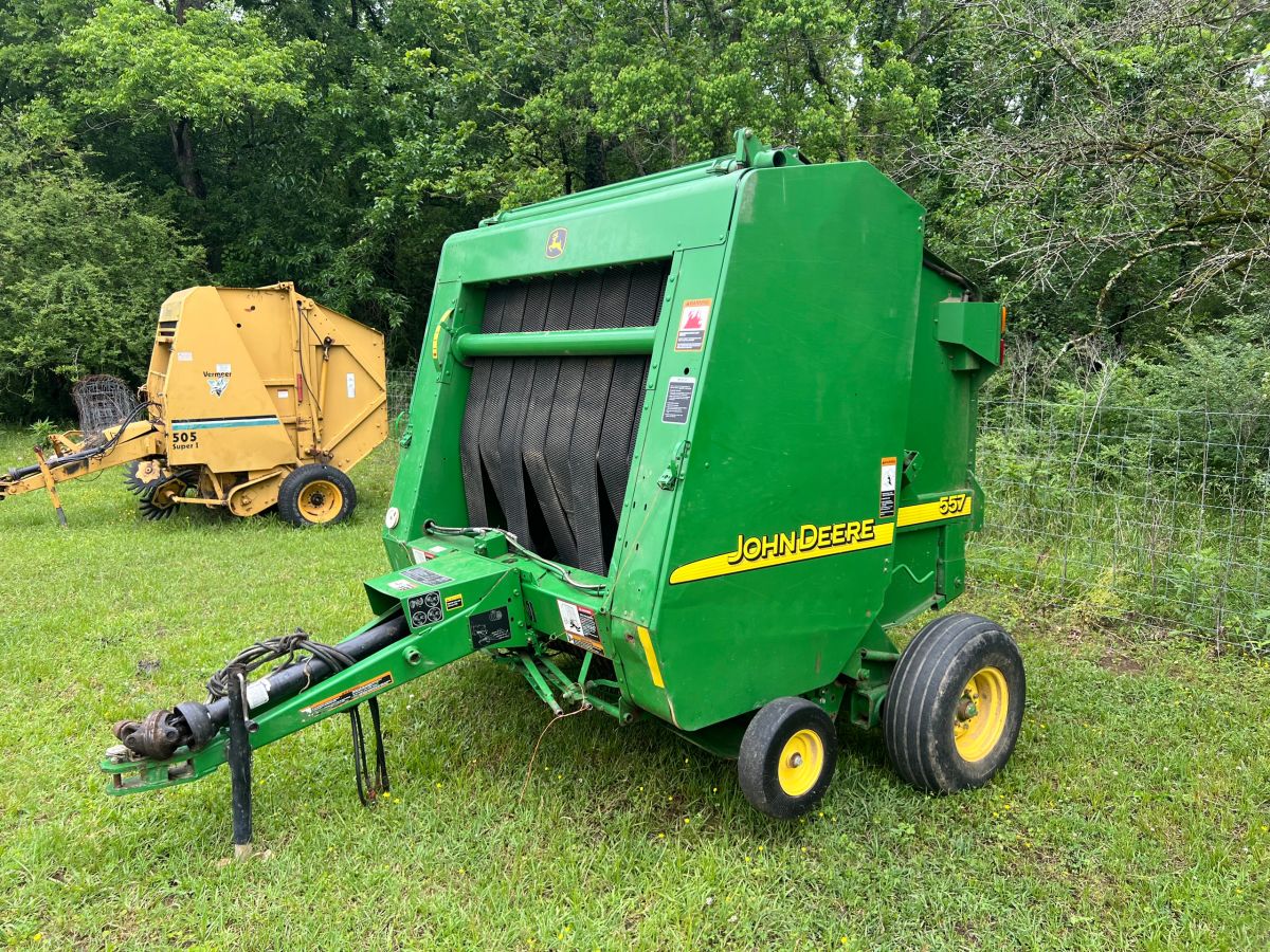 John Deere 557 baler