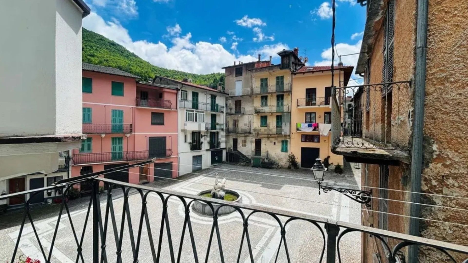 €47k ~ Piazza Home w/ Terrace in Historic Ormea (100m² 4bd/1ba)