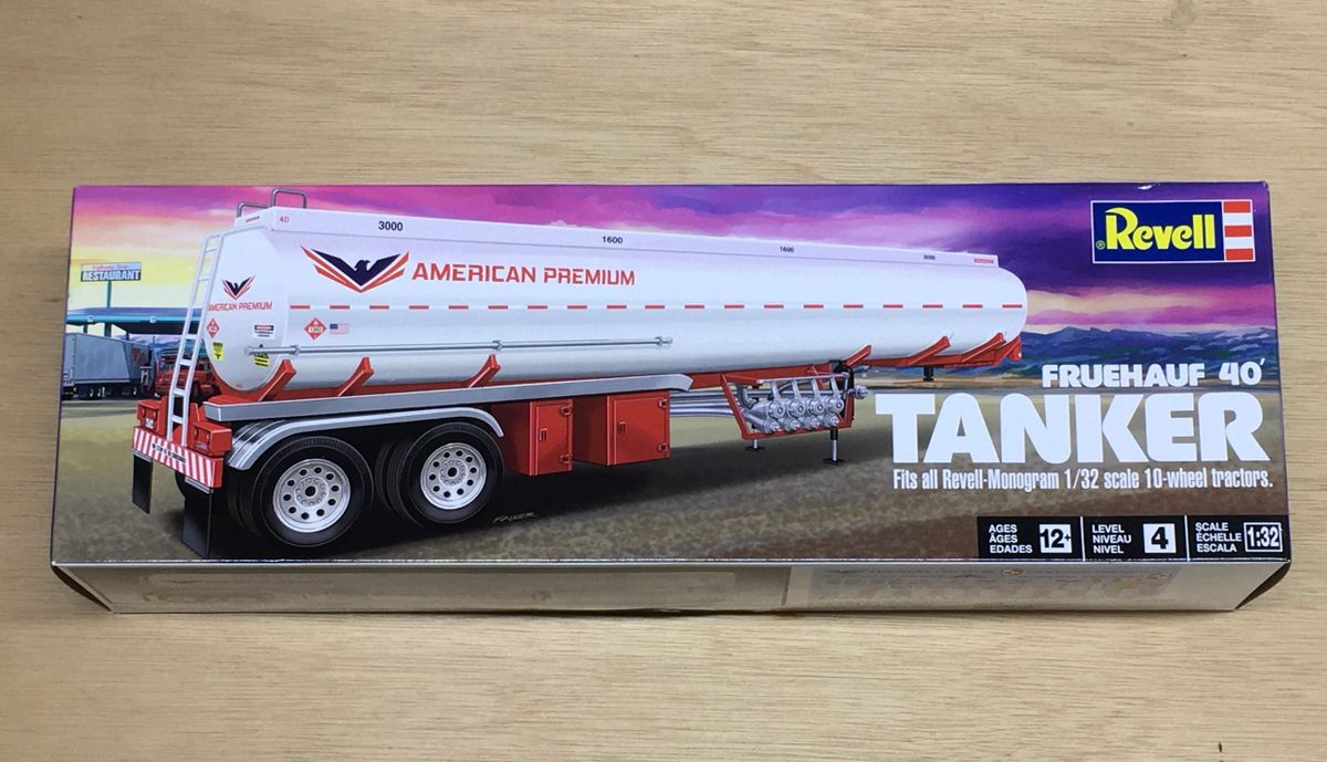 REVELL FRUEHAUF TANKER TRAILER ( 1:32 SCALE )