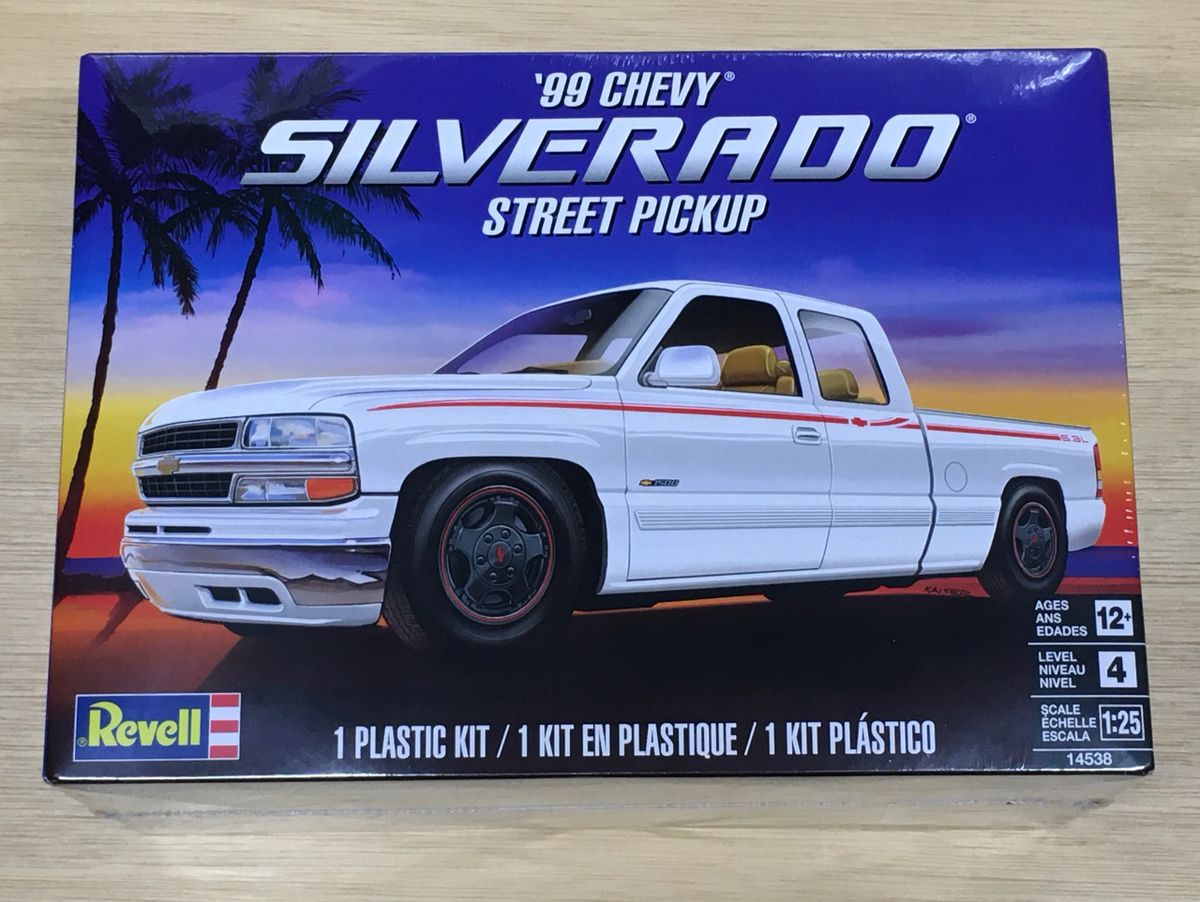 REVELL 1999 CHEVY SILVERADO STREET PICKUP