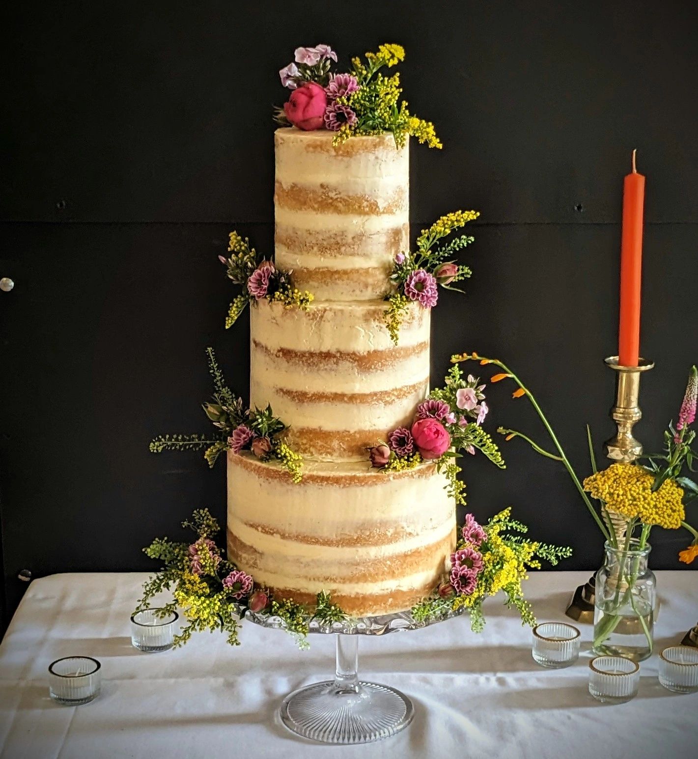 Two cakes, same but different!