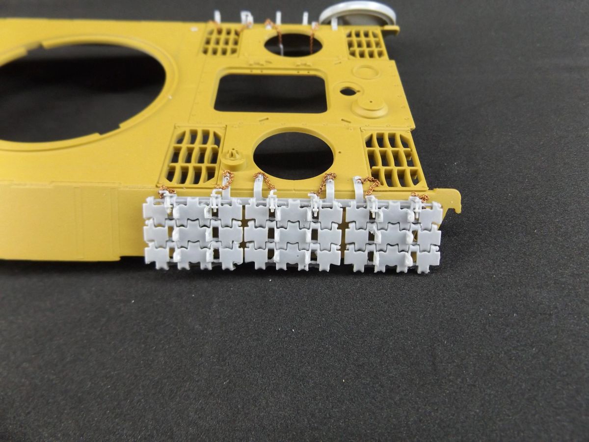 5124 -- Hull-Mounted Spare Track & Hangers for Panther G