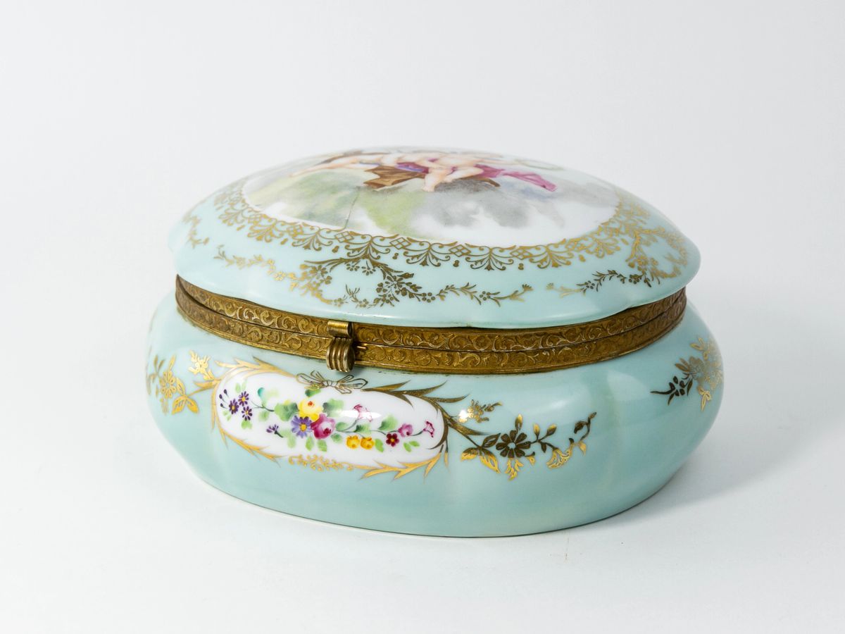 Antique German Hand Painted Porcelain Powder Box c.1900