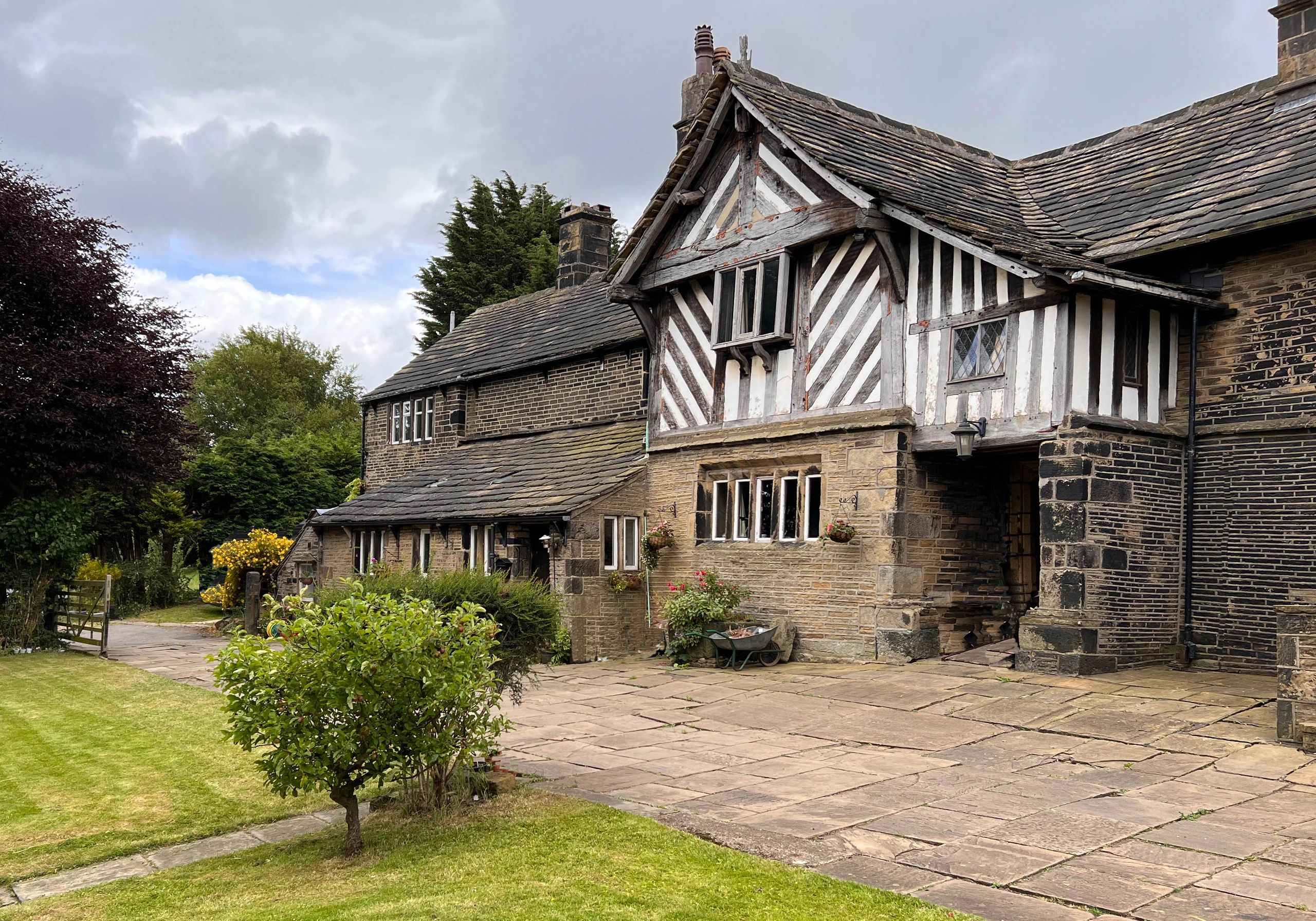 Luxury Accommodation - New Hall Elland