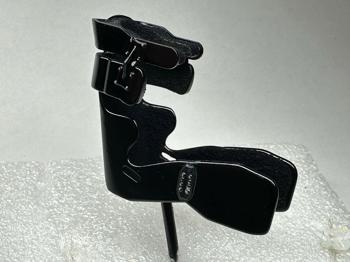 Modern Containment Seat w/Leg Protectors