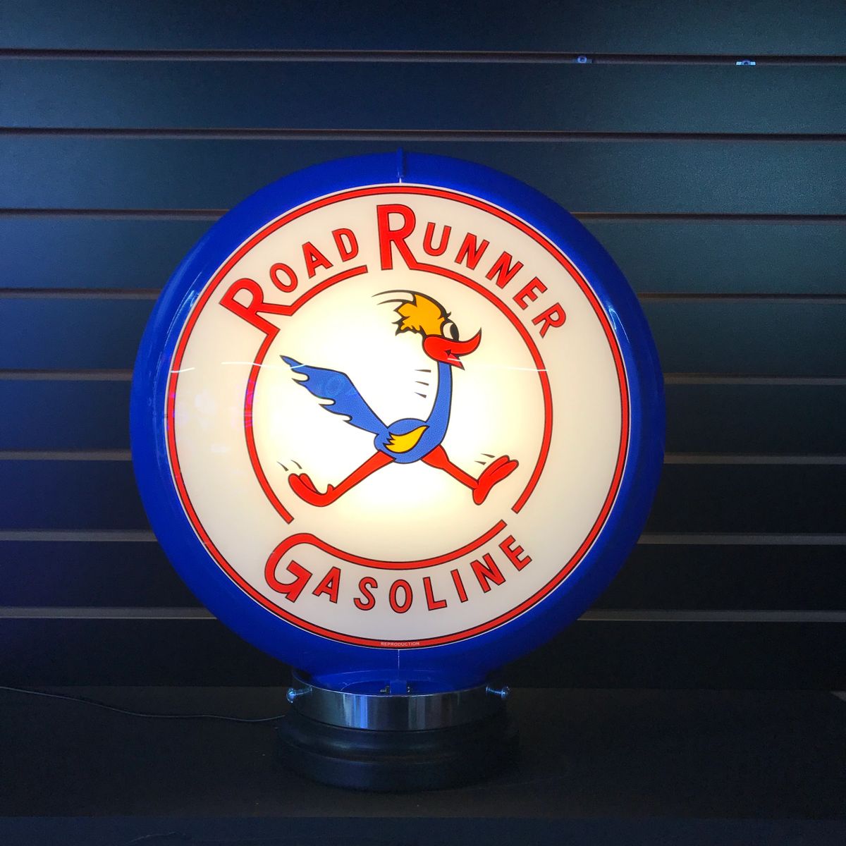 ROAD RUNNER GASOLINE GAS PUMP GLOBE WITH HEAVY DUTY LIGHT BASE